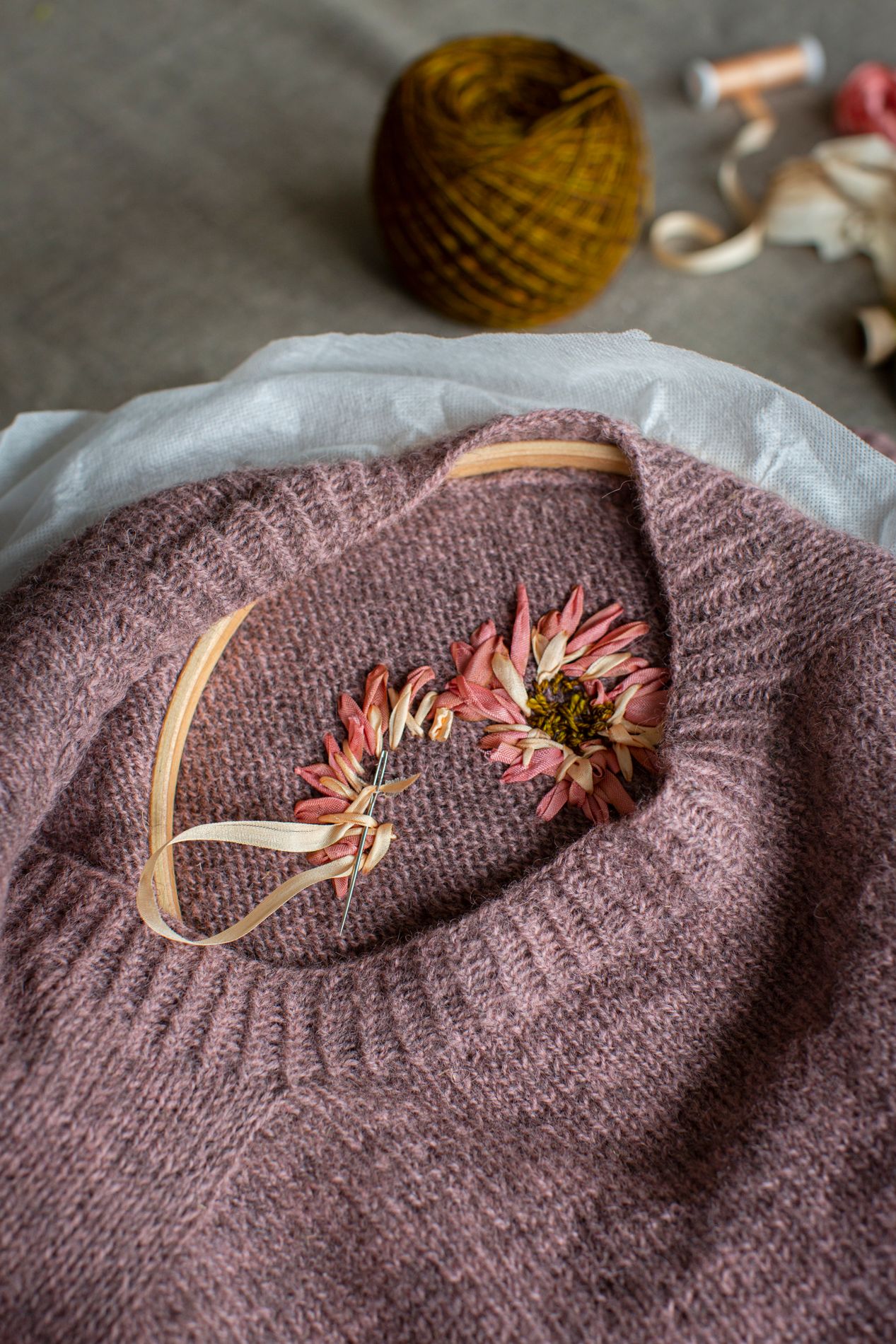 Wonderful Wool Embroidery with Au Ver a Soie and Judit Gummlich – LoopKnitlounge